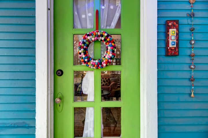 Colorful Downtown Bungalow On Route 66 - Springfield, MO