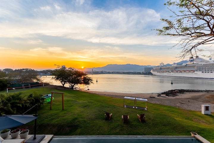 Casa Luna Del Mar · Beachfront 7br, Pool & Staff - Puerto Vallarta