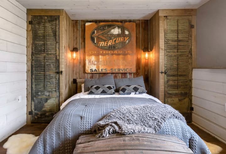 The Coolest  Funkiest  Boathouse Style Studio - Wasaga Beach