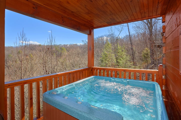 Secluded Cabin W/ Mtn Views, Hot Tub, Game Room. - Gatlinburg, TN