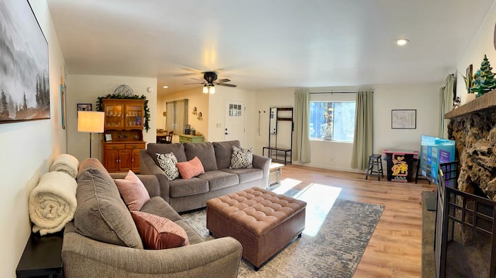 Evergreen Escape: Pup Friendly W/ac, Fenced Yard - Pinetop-Lakeside, AZ