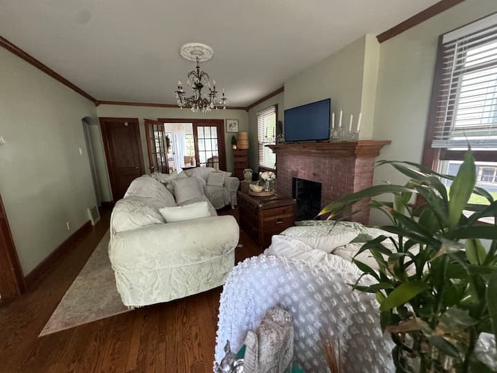 Private Upstairs Bath With Large Beautiful Room - Cape Girardeau, MO