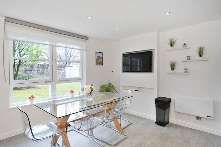 Spacious 4br City Centre Apartment W/ Free Parking - Edinburgh