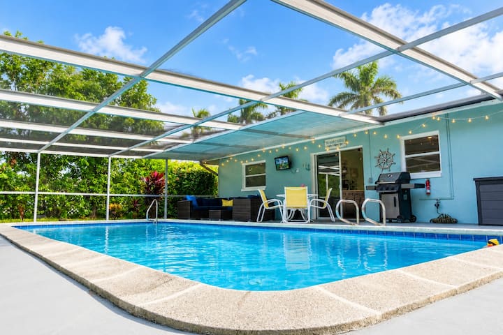 Sunny Cape Coral Escape - Huge Pool + Dogs Welcome - Florida