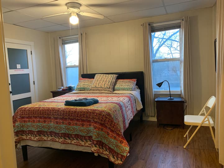 Jubilee Room, Queen Bed, Floor 2, Shared Bath - Springfield, MA
