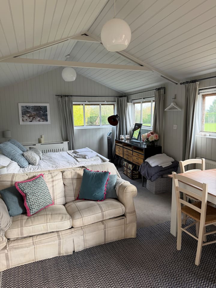 Kate & Nigel’s Cabin - Devizes