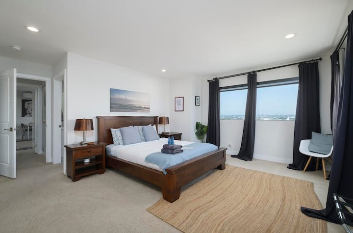Large Master Bedroom W. Downtown La Views - Los Angeles, CA