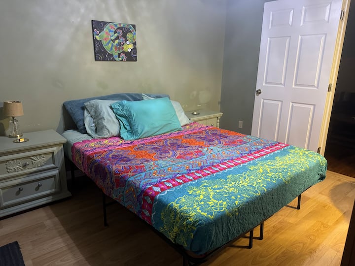 Private Suite/sleeps 3/center Town/pets Ok! - Evansville, IN