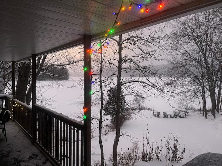 White Fox Barry’s Bay Lakehouse Hot Tub & Sauna - Ontario