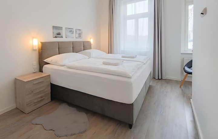 Spacious 2-bd Apt., Directly On Subway Station! - Praga