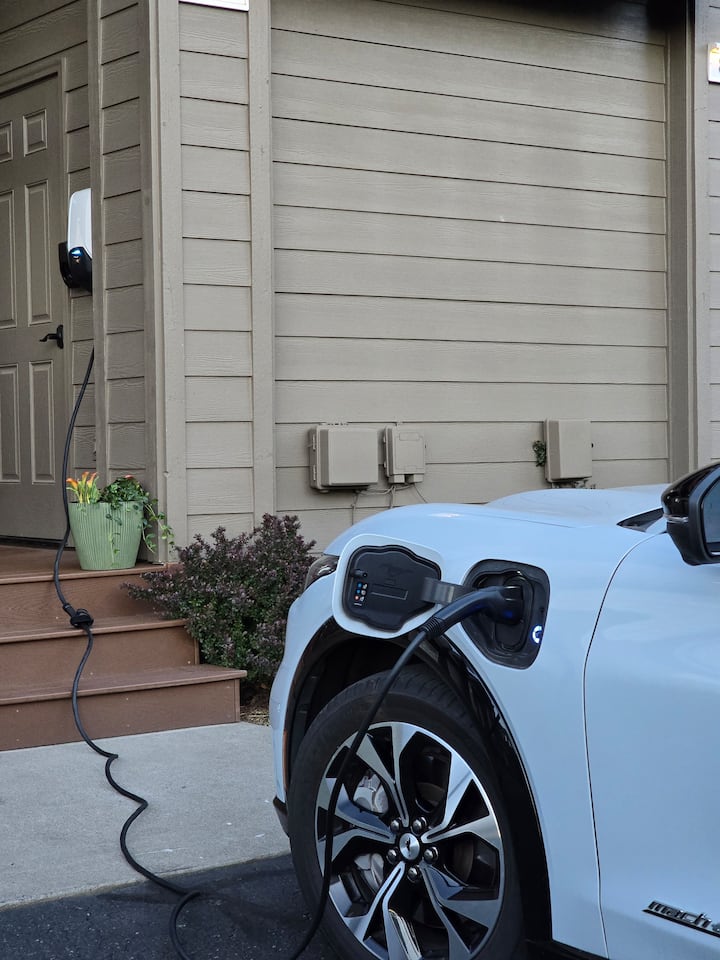 Modern Eagle Crest Basecamp: Hot Tub, & Ev Ready! - Eagle Crest