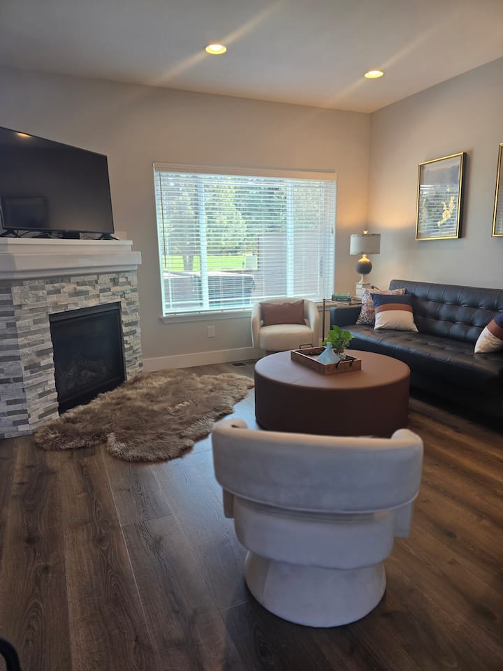 Modern Eagle Crest Basecamp: Hot Tub, & Ev Ready! - Eagle Crest, OR