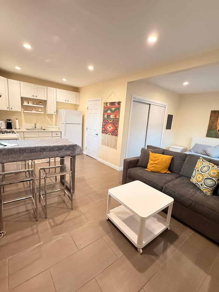 Cozy Private Studio W/ Full Kitchen & Washer/dryer - Los Angeles, CA