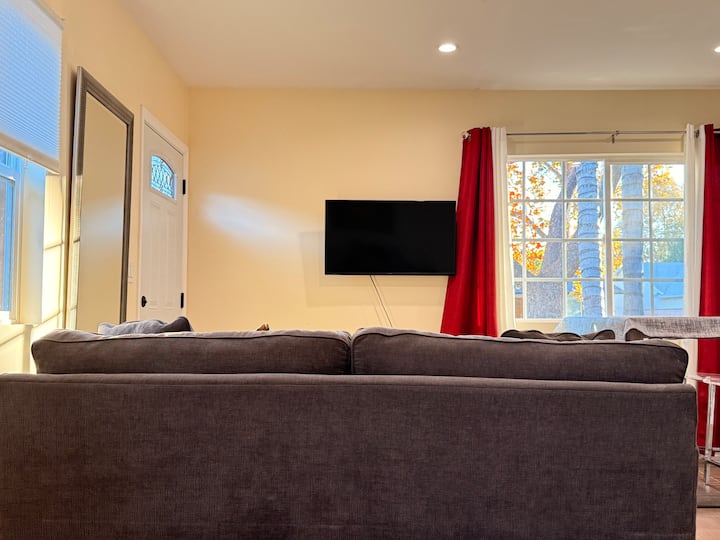 Cozy Private Studio W/ Full Kitchen & Washer/dryer - Los Angeles, CA