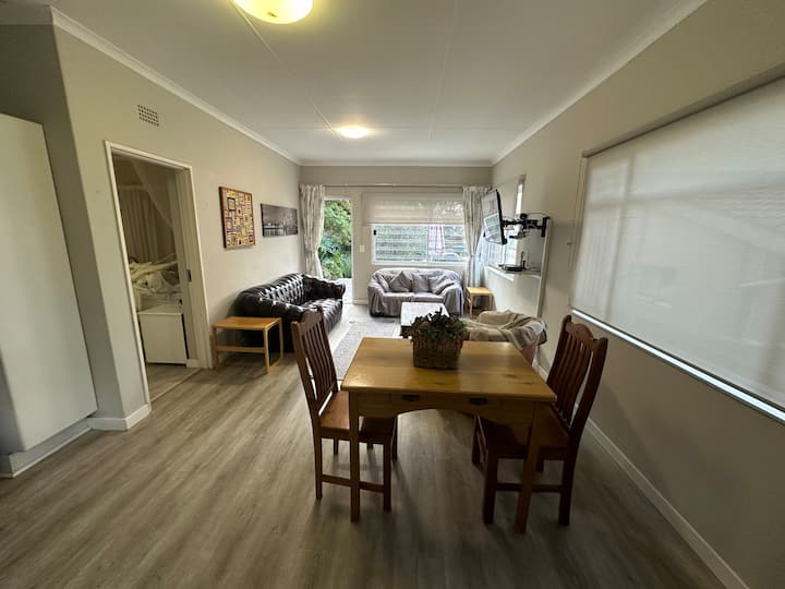 Sunny 1 Bed Garden Cottage With Solar Back Up - Randburg