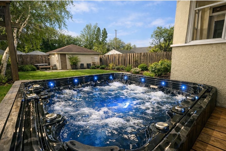 * >A Vintage Gem On Washburn Avenue W/hot Tub*< - Minneapolis, MN