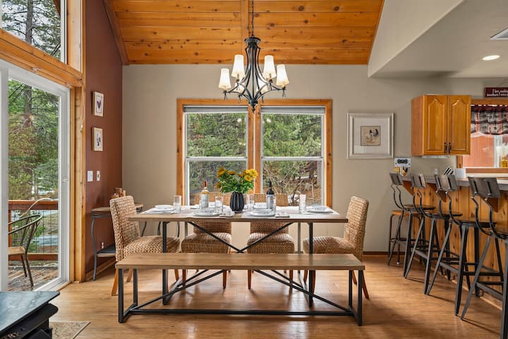 Pet-friendly Mountain Retreat | Clubhouse Access, Hot Tub, Near Golf & Trails - Truckee