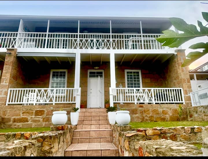 Beautiful Renovated Sandstone Villa, 3 Bed 2 Baths - Mossel Bay