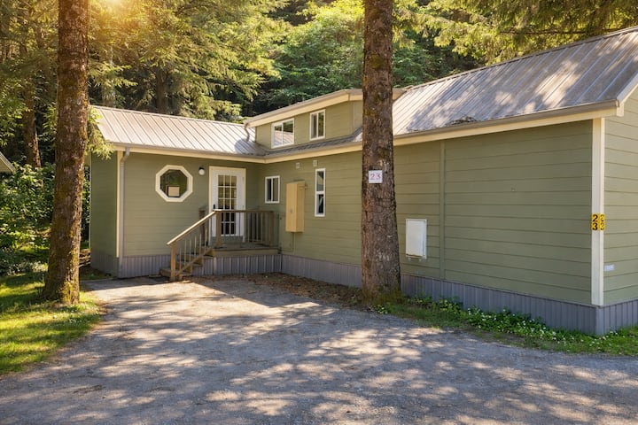 Hillside Cottage With Hot Tub (Cottage 23) - Gold Beach, OR