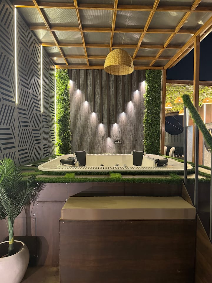 Aquasky-1 Luxe Suite Room 2 Beds, Open-air Jacuzzi - Delhi