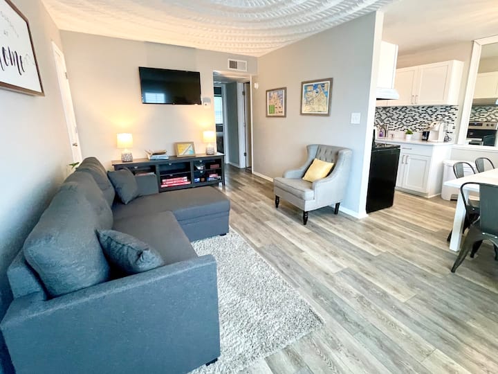 2 Bedroom Beach Condo Block Off Boardwalk - Virginia Beach, VA