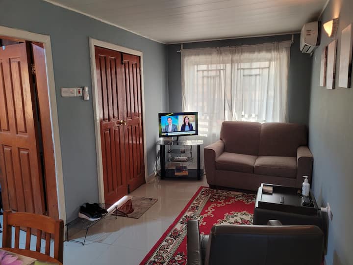 Vibrant City 1br W/ Free Wi-fi, Ac & 24/7 Power - Freetown