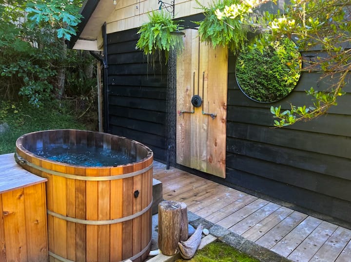 Otter Point Cabin With Hot Tub