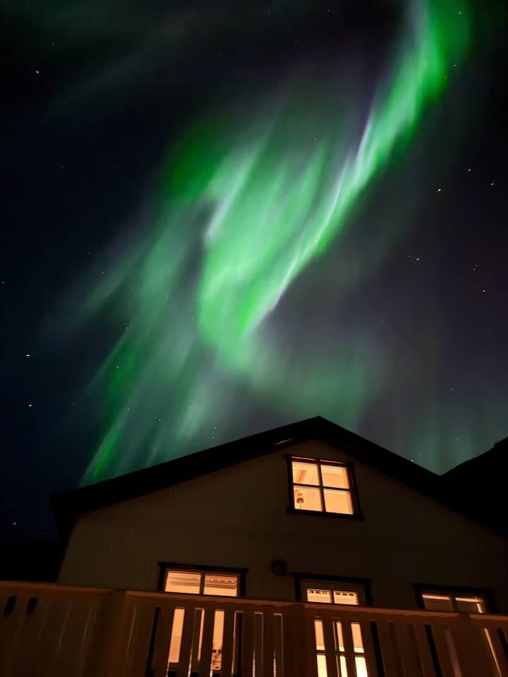 An Ap On The Lower Floor On A Beutif Spot. - Islande