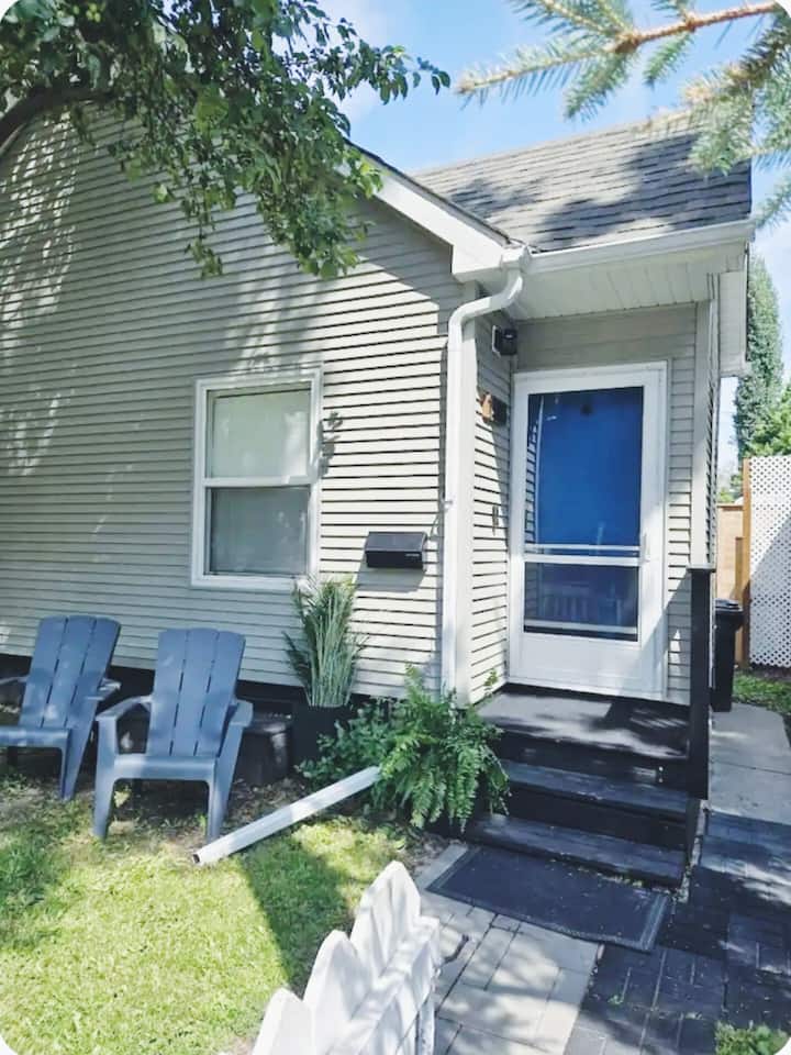 Live, Work & Play + Pet In Trendy Kensington Area - Calgary