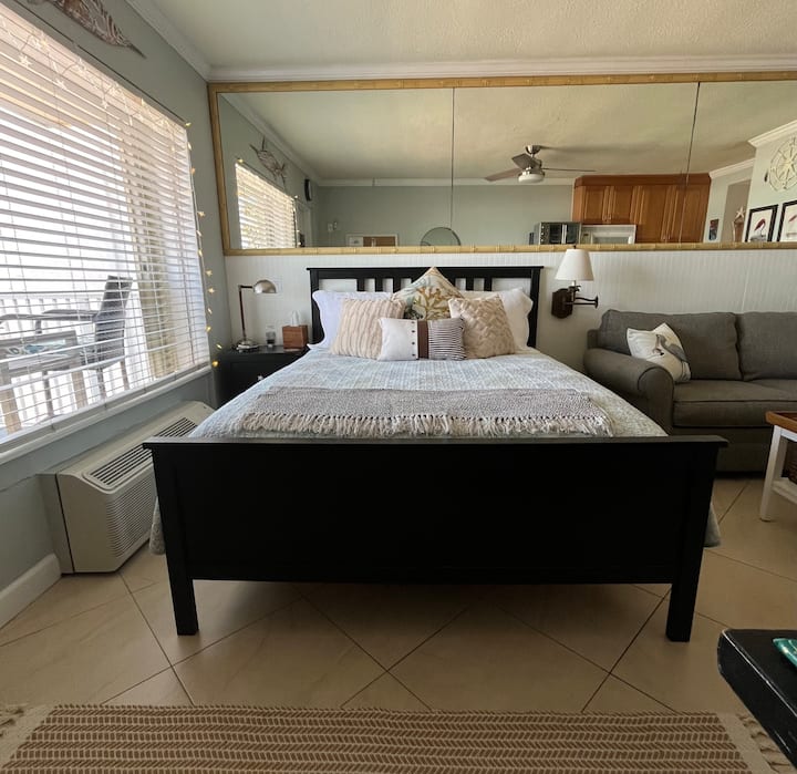 An Adorable, Direct Oceanfront Front Studio With A Large Private Balcony. - Daytona Beach, FL