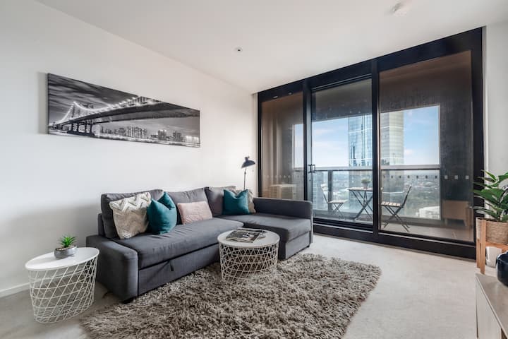 Lvl 44 Views | Crown, Pool & Walk Everywhere - St Kilda