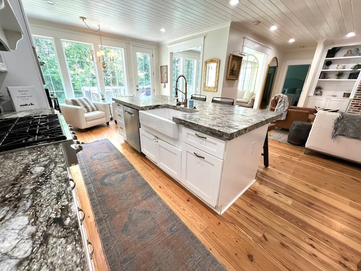 Beautiful 4br/4ba Large Buckhead Home W/ Fire Pit! - Atlanta, GA