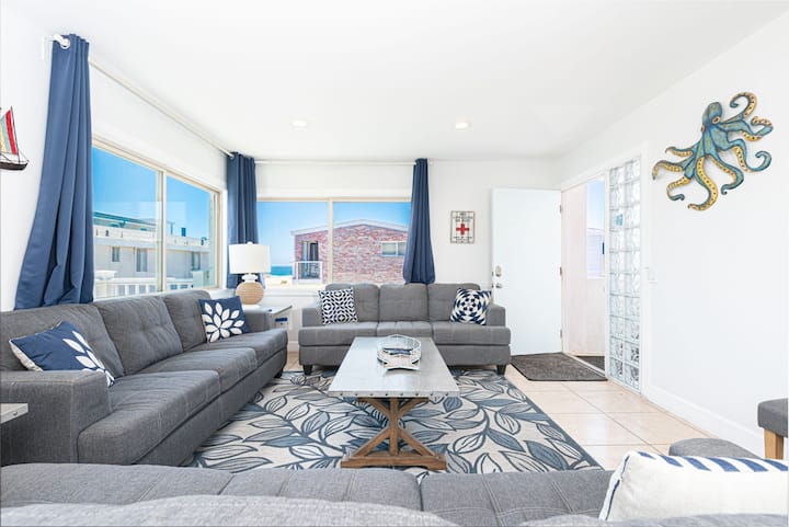 Steps From The Sand With Two Spacious Balconies - Fountain Valley