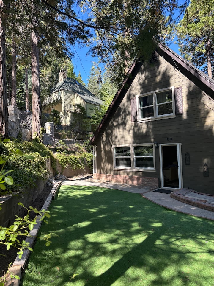 Arrowhead Cabin Located Next To Village & Lake - Lake Arrowhead, CA