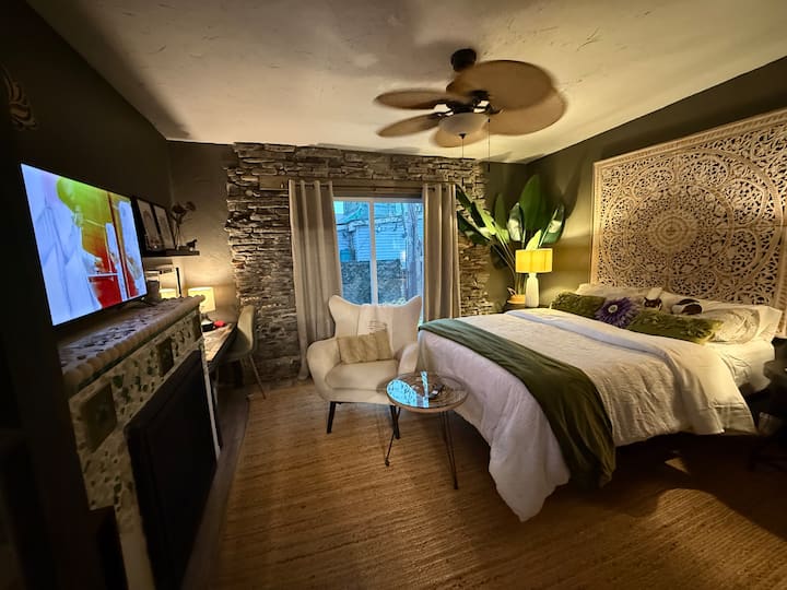 Artful Cottage, Off Street Pkg., Near 5 Points - The Buffalo Zoo