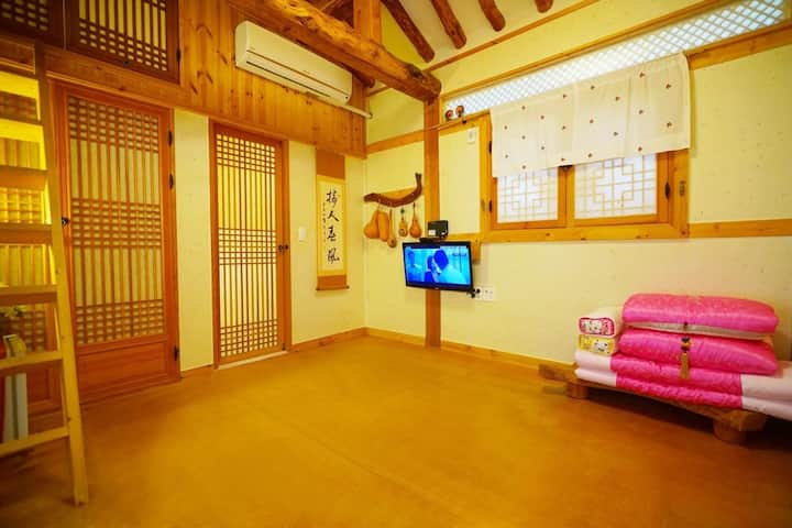 #한옥마을 #경기전 #벽화마을 #야시장 조롱박 패밀리룸 - Jeonju-si