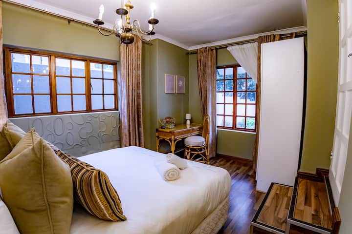 Cosy Little Paradise (Has Solar) - Johannesburg
