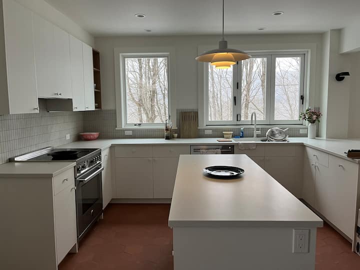 A Newly Renovated Country House In Washington - Lake Waramaug, CT