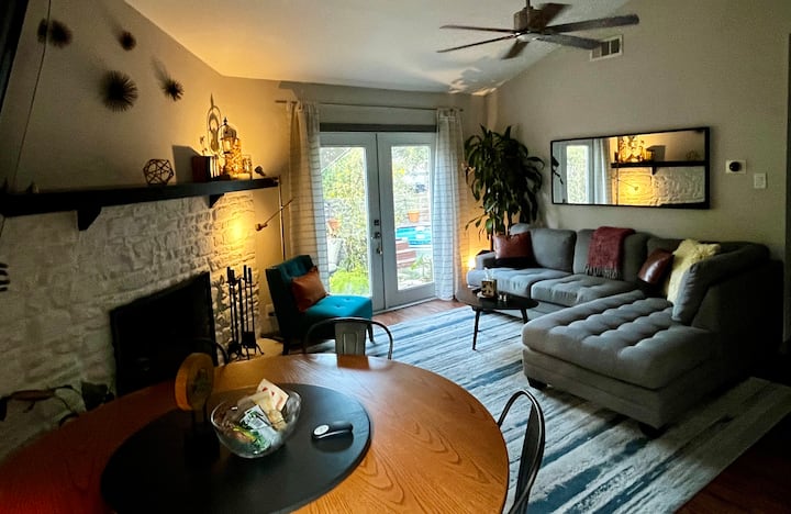 Stylish South Atx Retreat With Cowboy Pool - Austin, TX