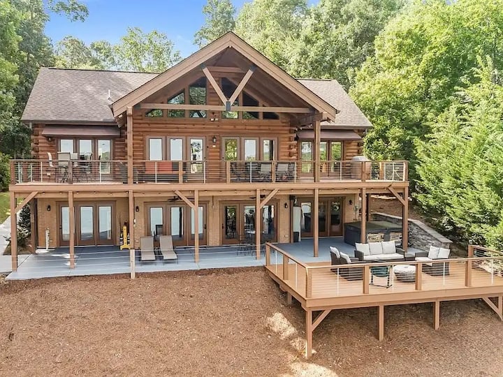 Lakefront Lodge - Hot Tub, Pickleball Ct, Fire Pit - Lake Wylie, SC