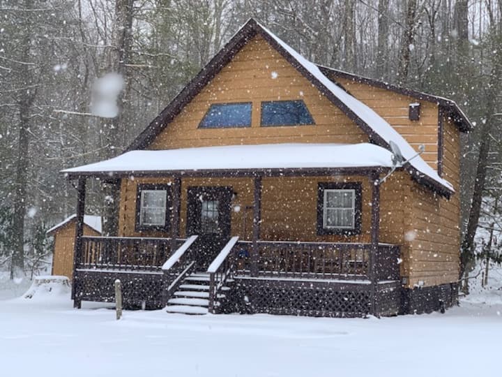 The Farmhouse Cabin @ Elk Springs Resort - Kumbrabow State Forest, Huttonsville