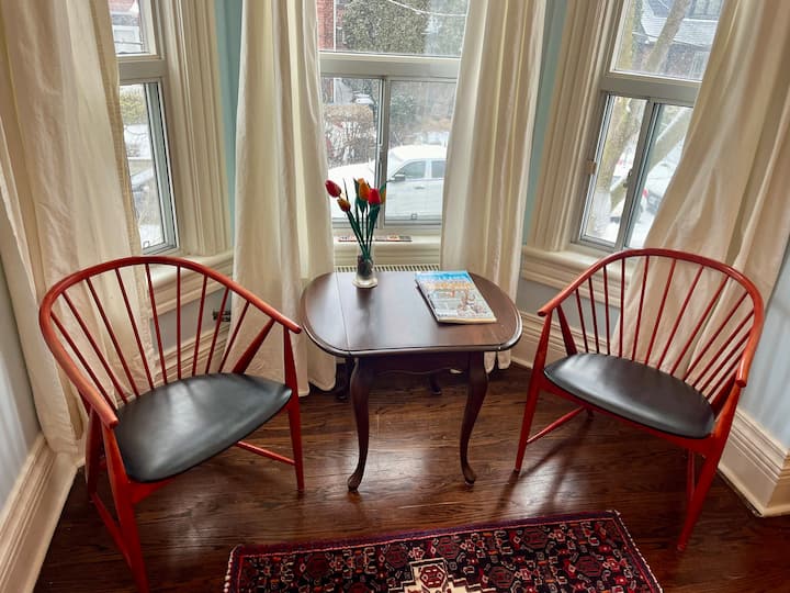 Bright Large Bedroom One Block From Queen West - Toronto