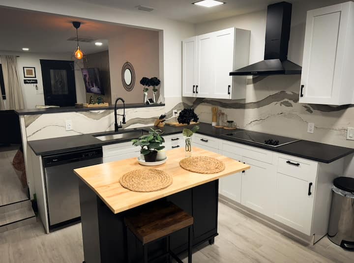 Lux Boho Heaven In The Art District Of Naples - Naples, FL