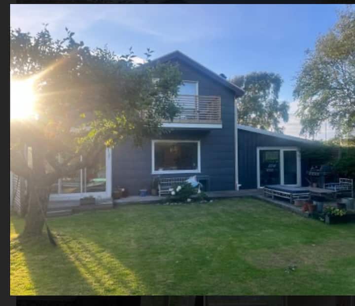 Hus Med Generösa Utrymmen Och Stor Trädgård - Lysekil