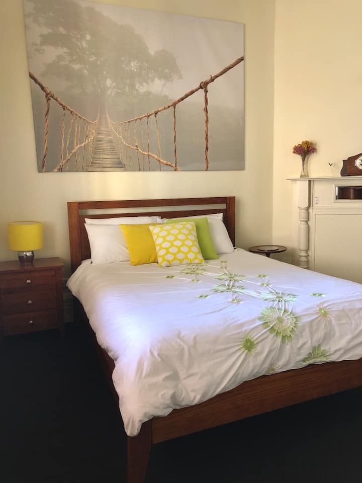 Belmont - 11 Bedrooms, Very Central, Sleeps 23 - Australien