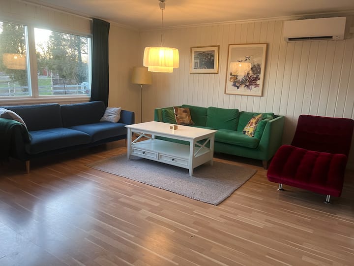 Idylliskt Hus Med Sjöutsikt. - Östhammar
