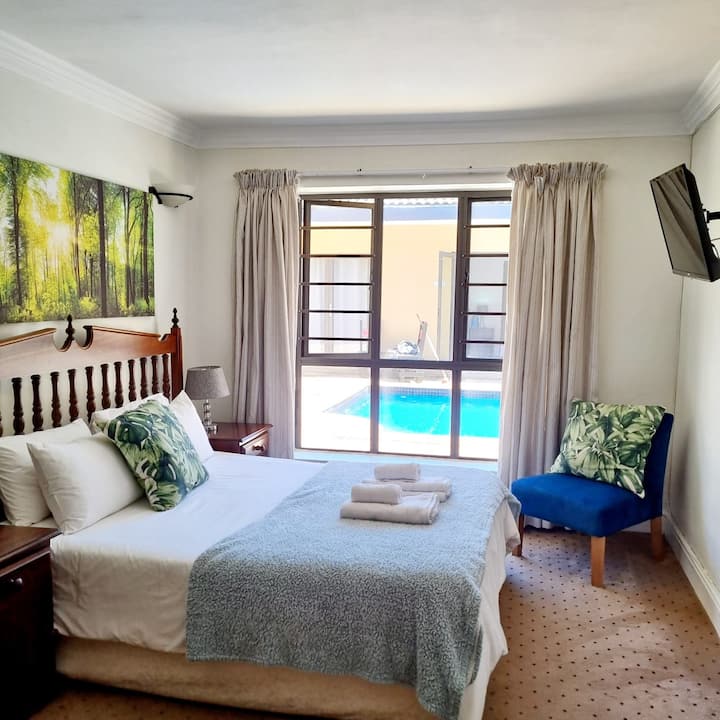 5 Folkestone, Summerstrand, Moon Cottage - Port Elizabeth