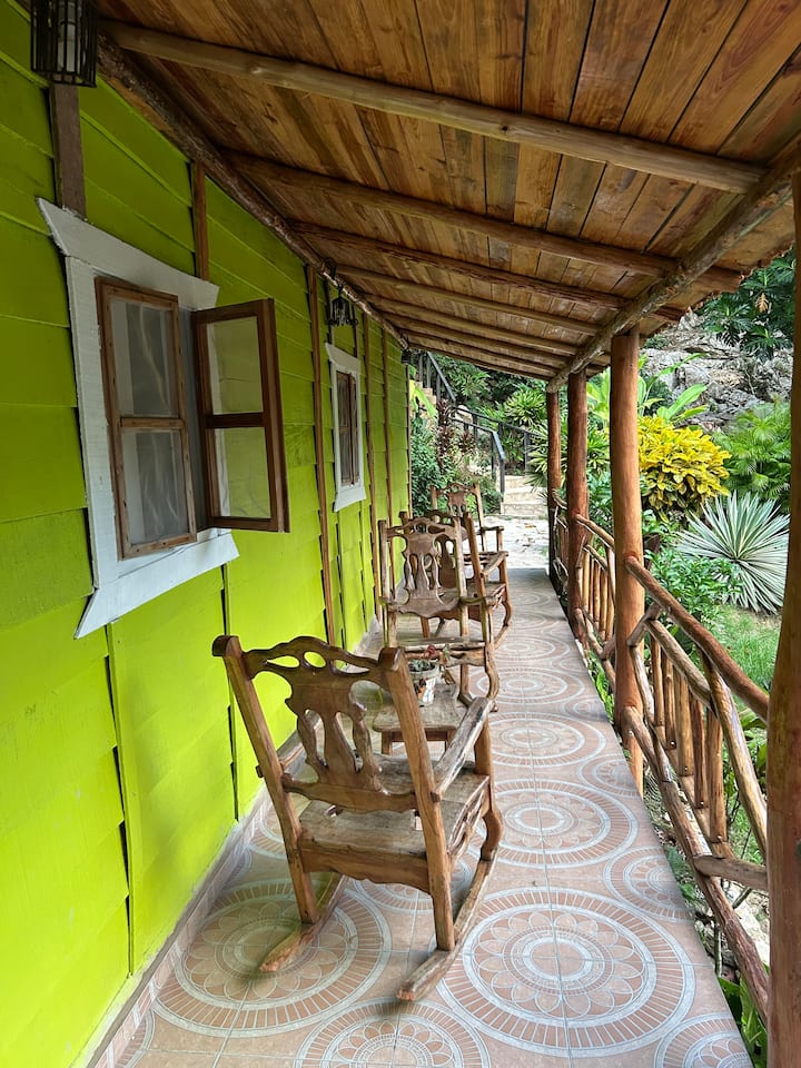 Avocado & Lemon Rest Room - Cuba