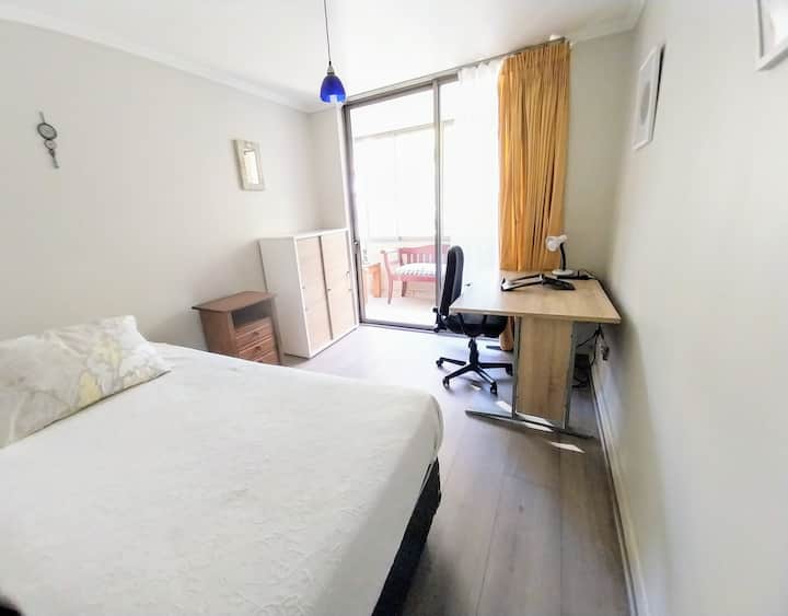 Dormitorio Y Baño Privado, A Pasos De Apoquindo. - Las Condes