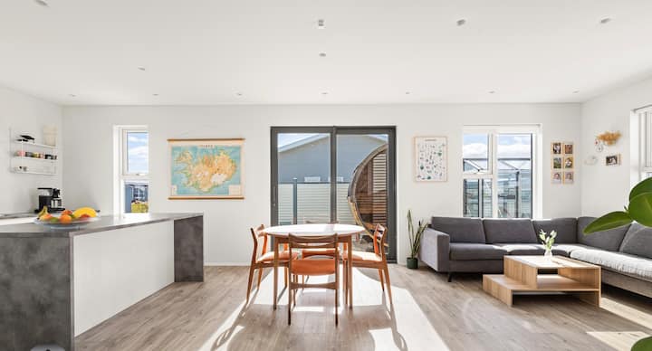 Modern House With A Large Kitchen And A Hot Tub. - Selfoss